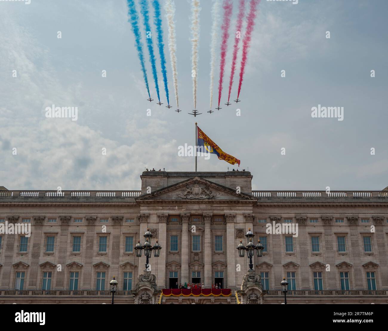 Red arrows flypast buckingham palace hi-res stock photography and ...
