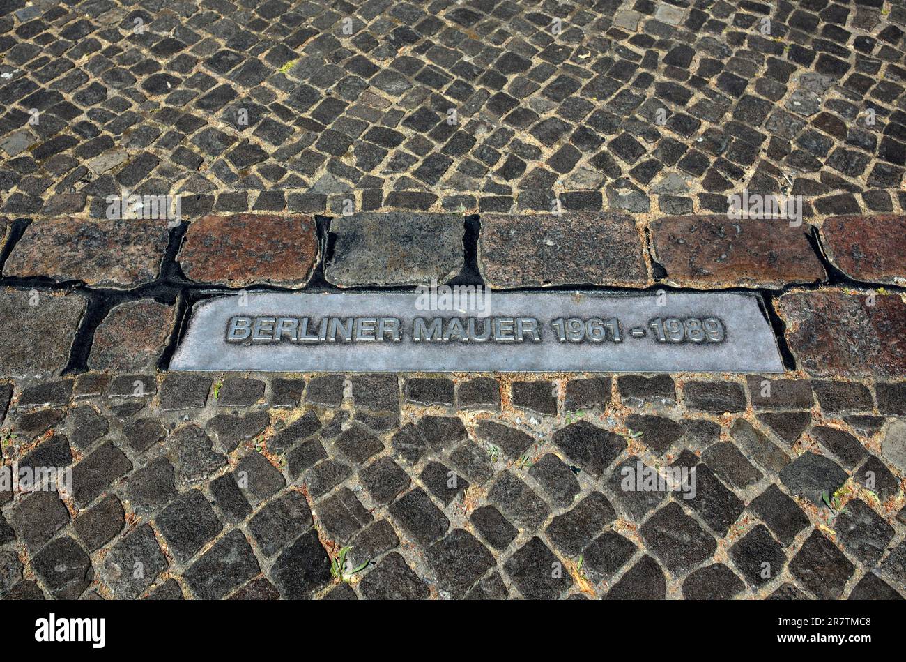 Memorial, monument, marking the course of the Berlin Wall, cobblestones ...