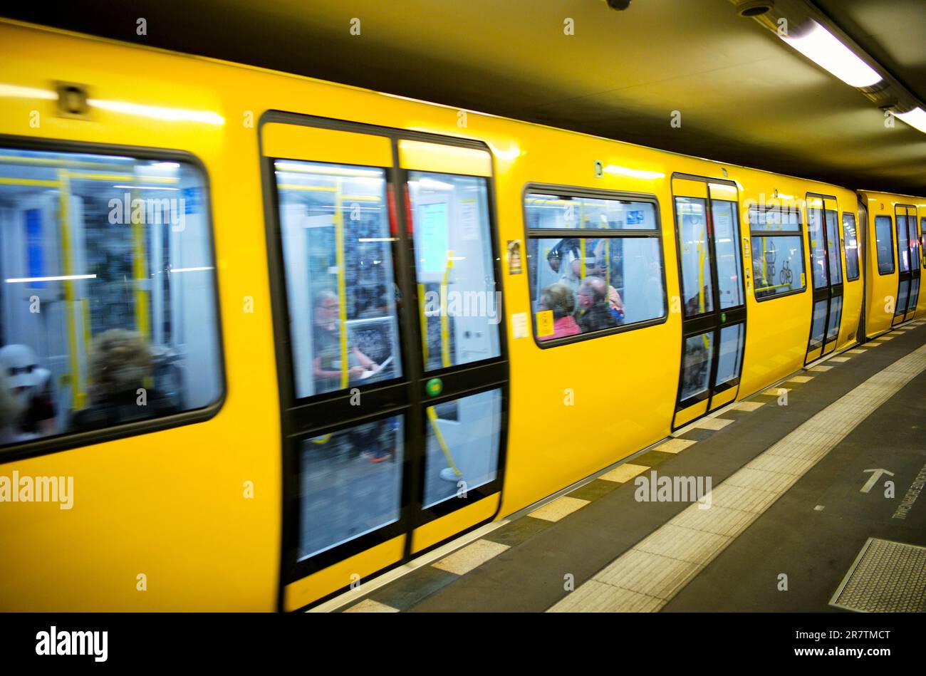 Underground, train arrives, BVG, Berliner Verkehrsbetriebe, Potsdamer ...
