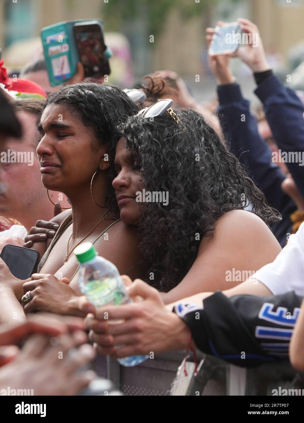 Crying on stage hi-res stock photography and images - Alamy