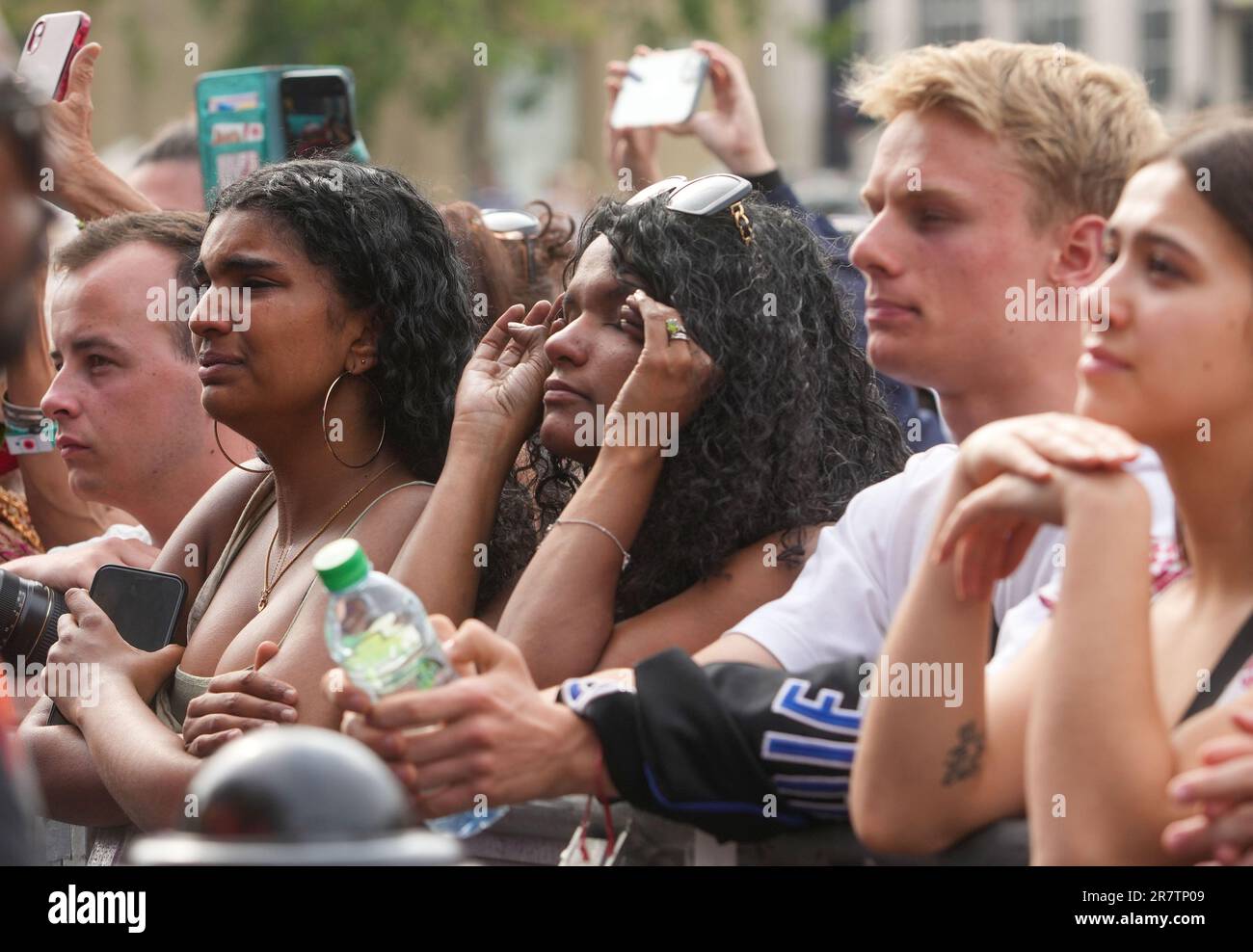 Crying on stage hi-res stock photography and images - Alamy