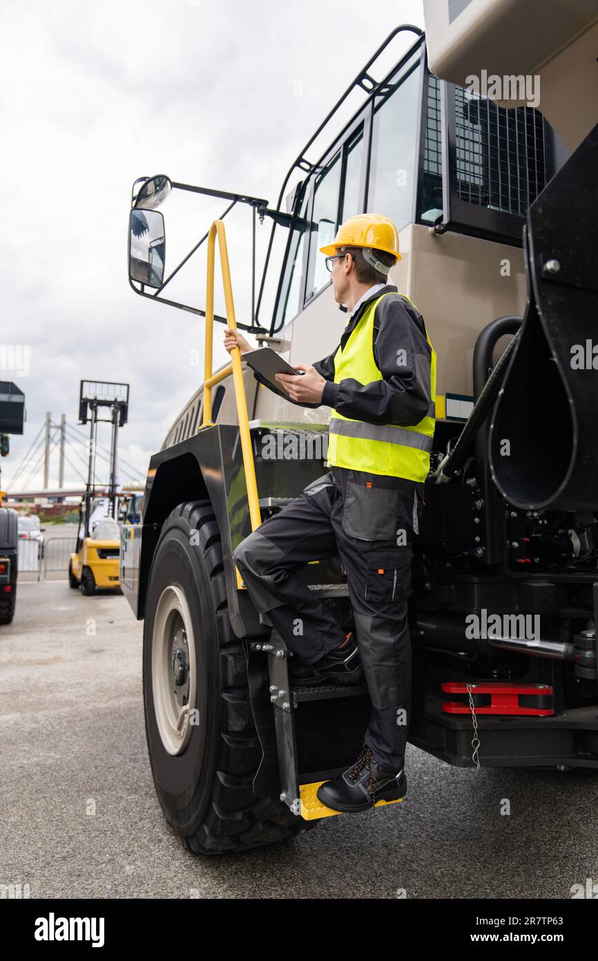 Construction site truck driver hi-res stock photography and images - Alamy