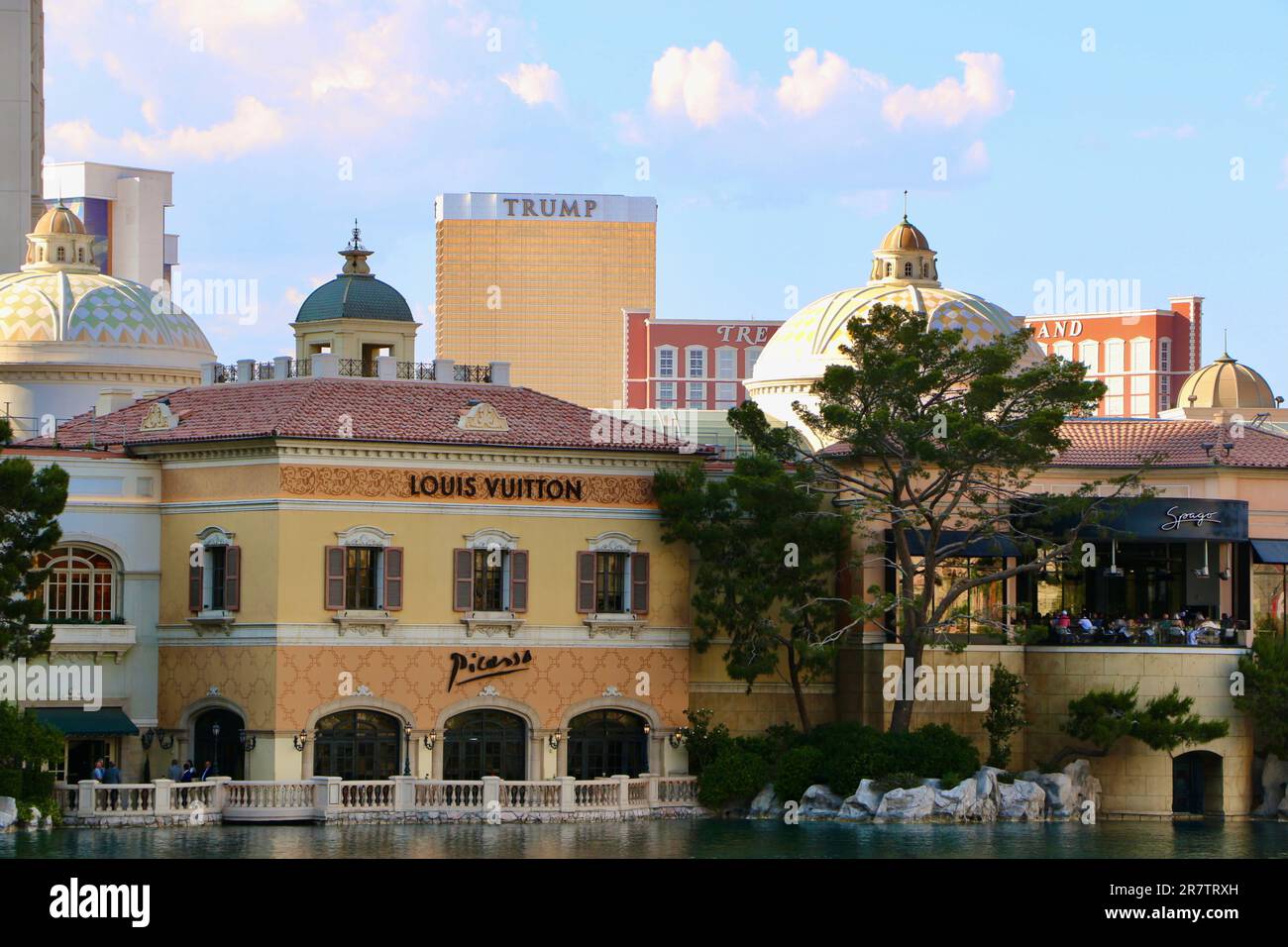 Looking across the Bellagio lake with Louis Vuitton store Picasso ...