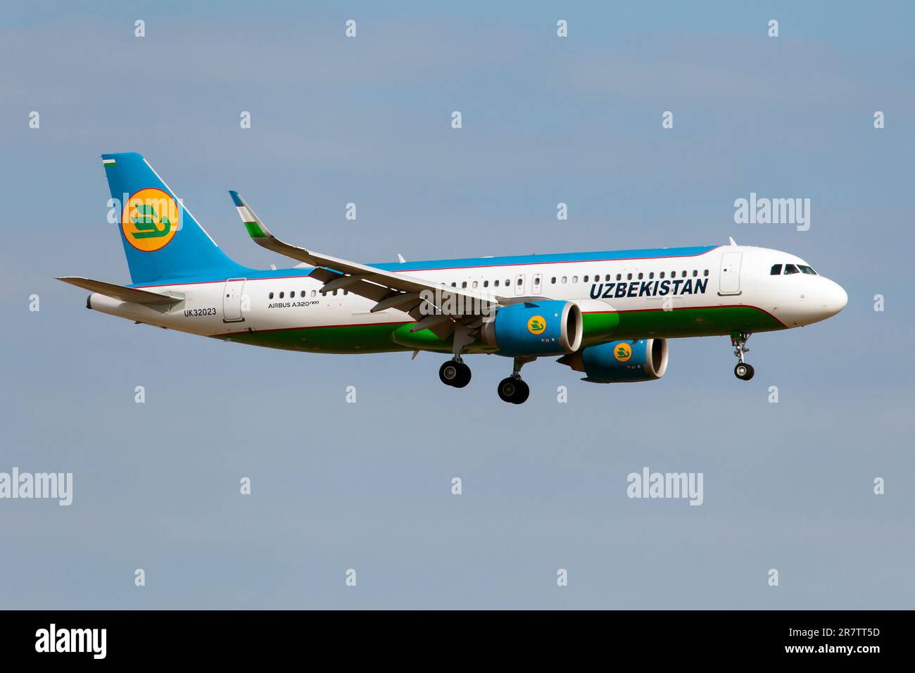 An Uzbekistan Airways Airbus 320 NEO landing at Frankfurt airport Stock ...