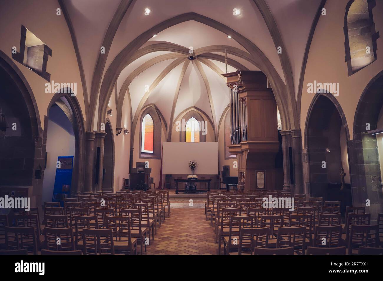 Empty church pews hi-res stock photography and images - Alamy