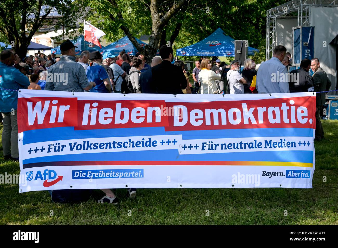 17 June 2023, Thürigen, Mödlareuth: A banner reading "We love democracy ...