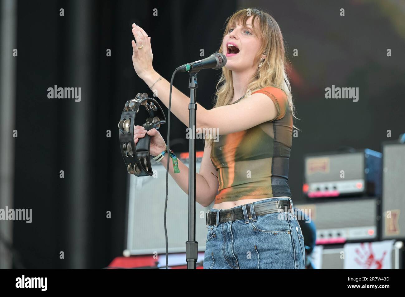 Man vocalist hi-res stock photography and images - Alamy