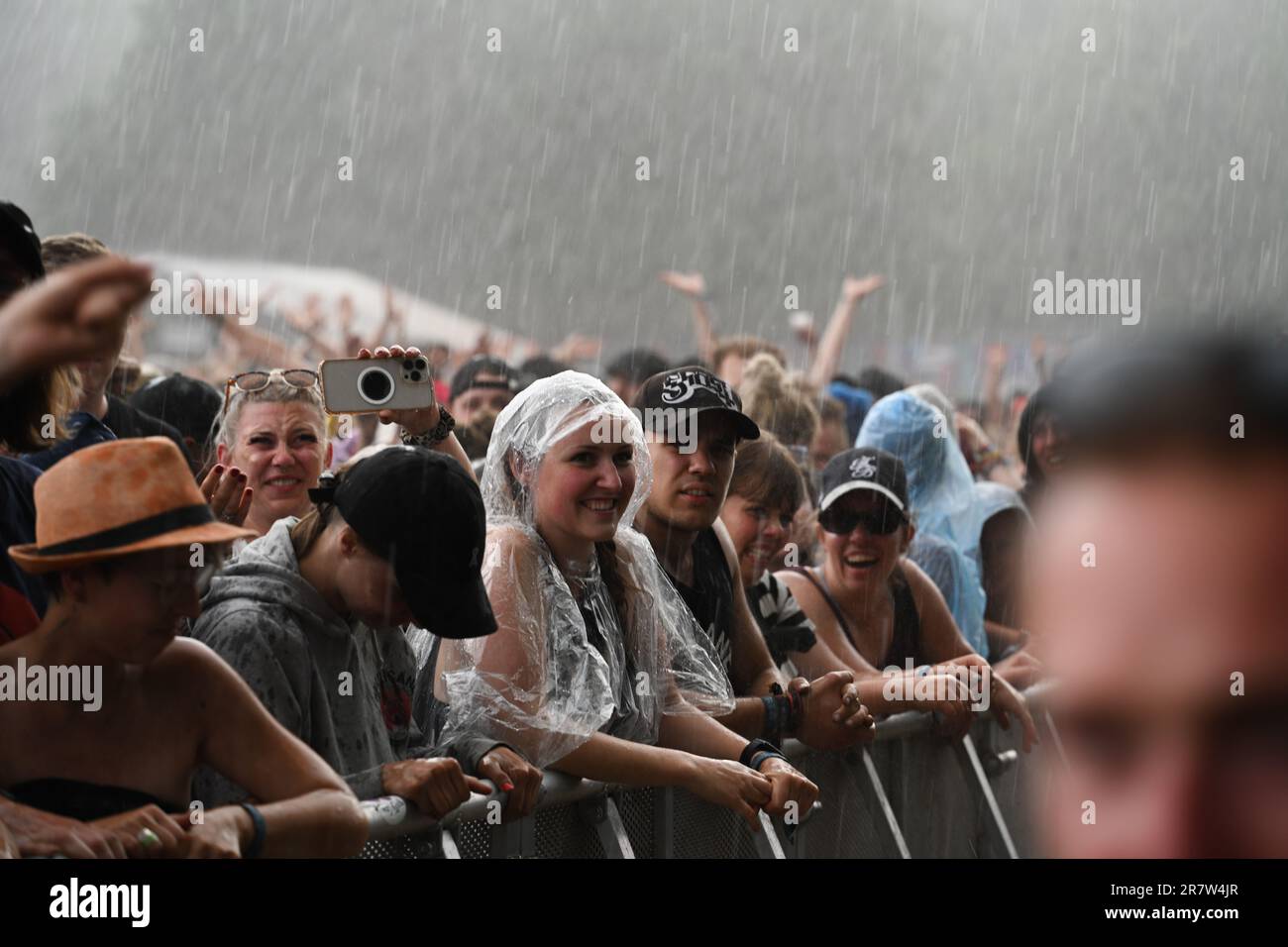 17 June 2023, Lower Saxony, Scheeßel: Heavy rain surprises the audience ...