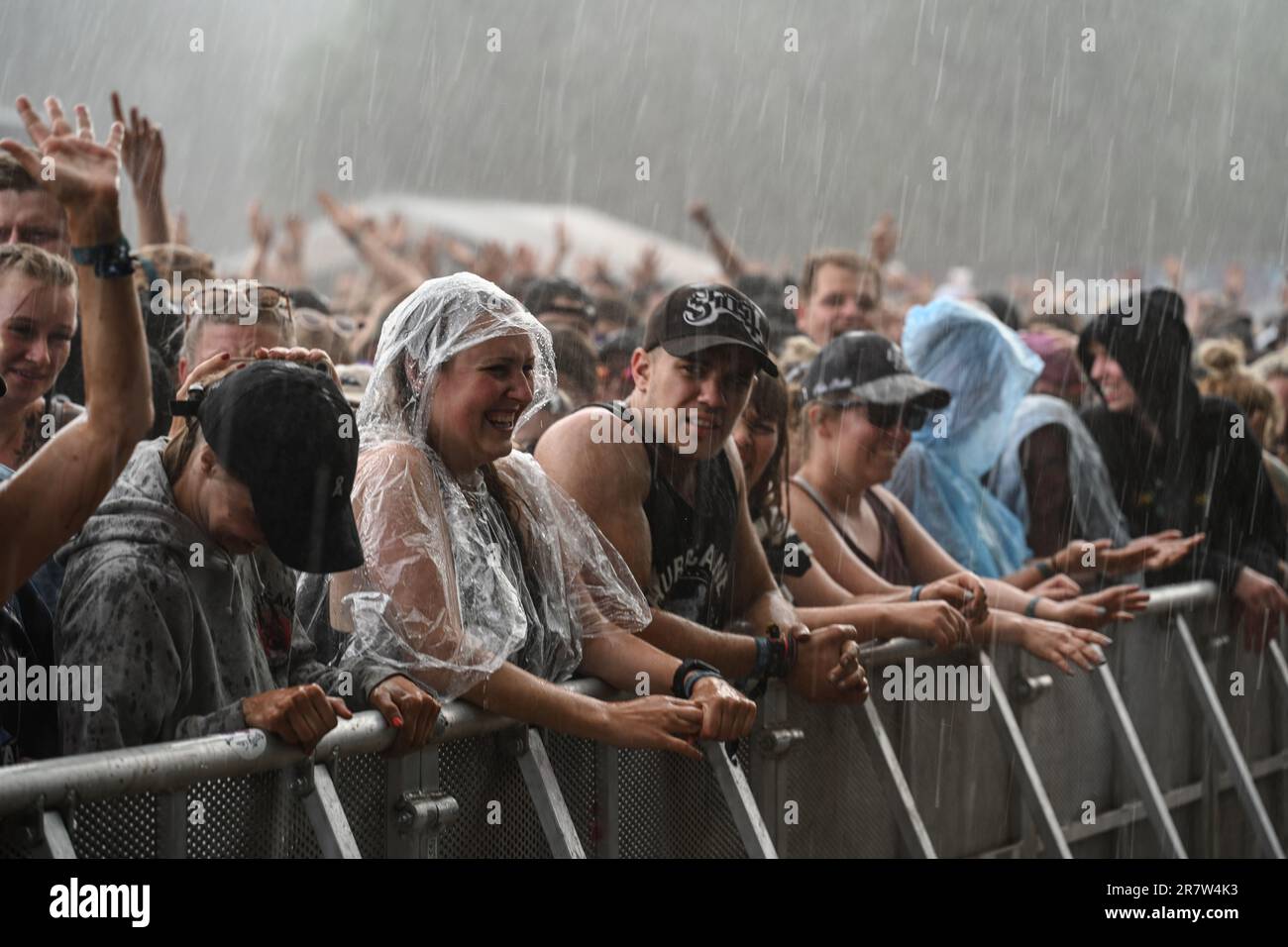 17 June 2023, Lower Saxony, Scheeßel: Heavy rain surprises the audience ...