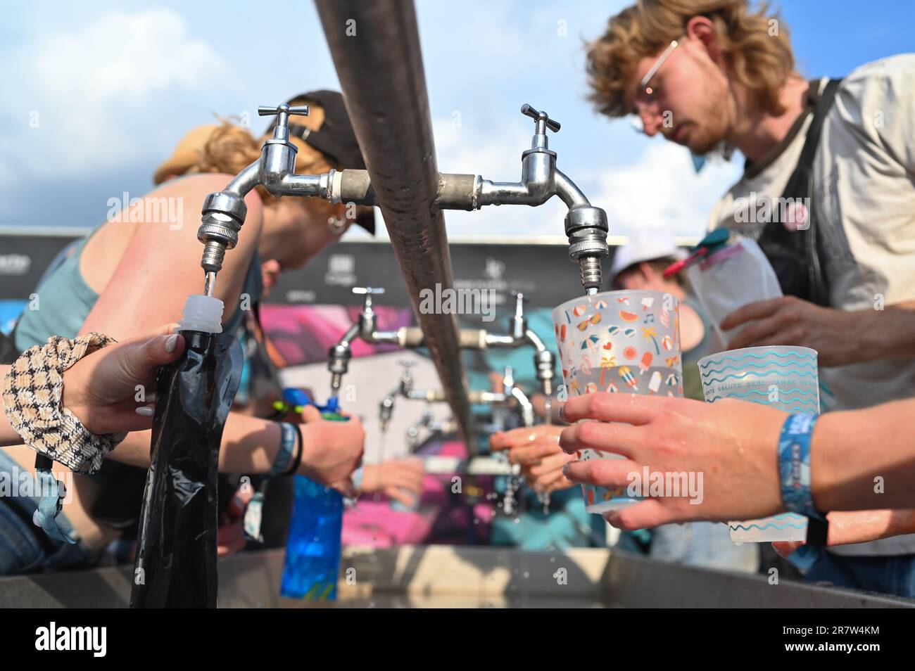 People fill up music hi-res stock photography and images - Alamy