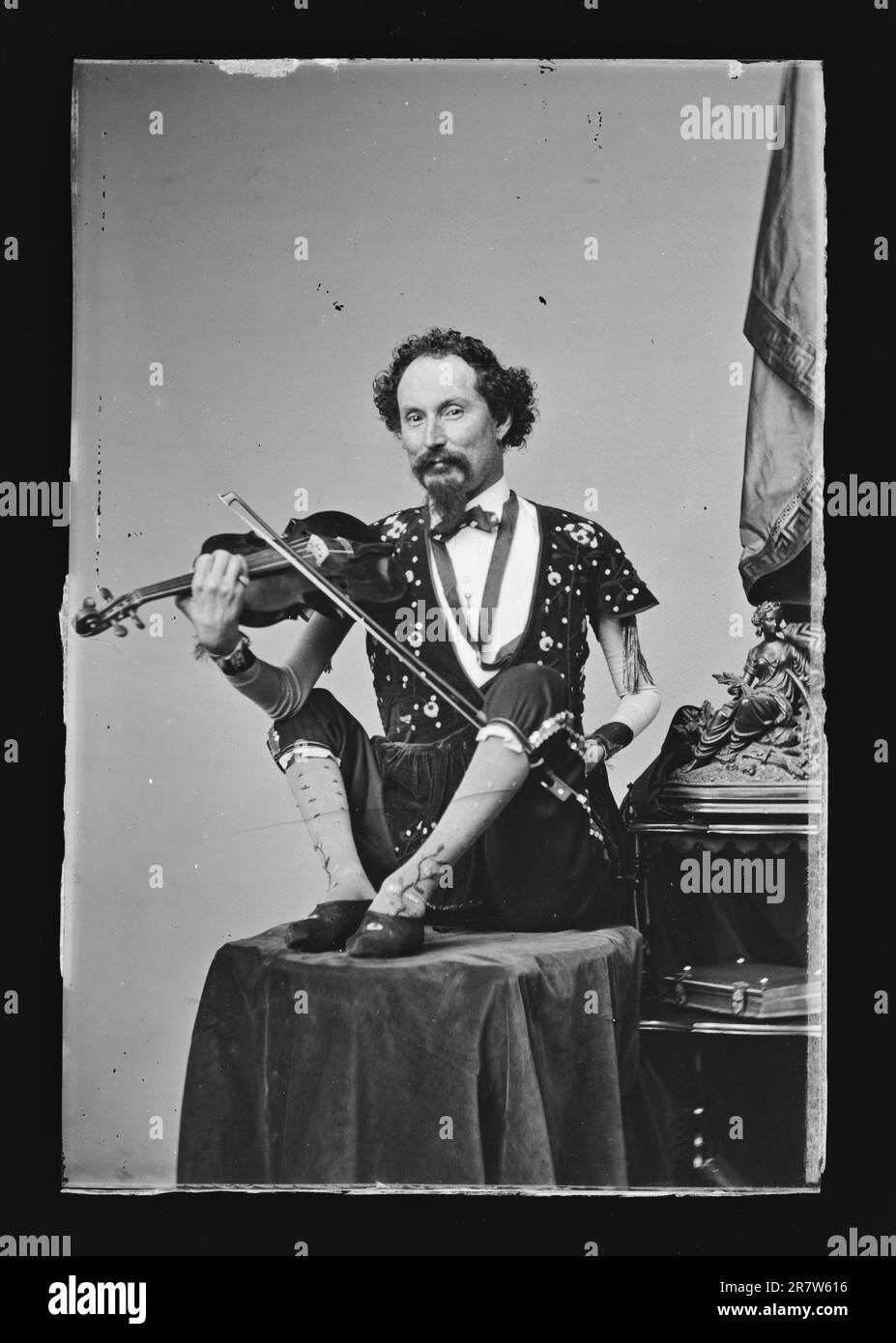 Thin man sculpture hi-res stock photography and images - Alamy