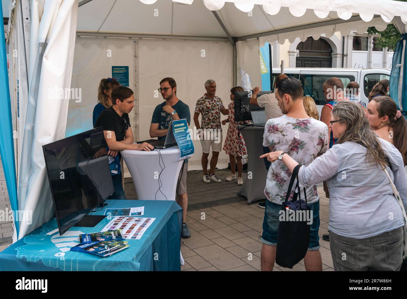 Till screen hi-res stock photography and images - Alamy