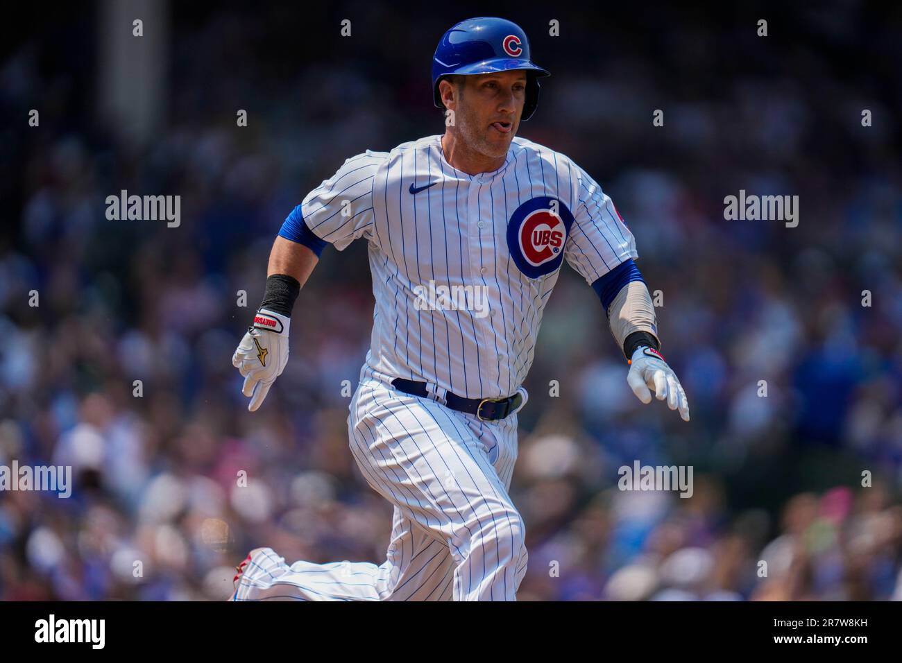 Chicago Cubs' Yan Gomes runs to first during the third inning of a ...