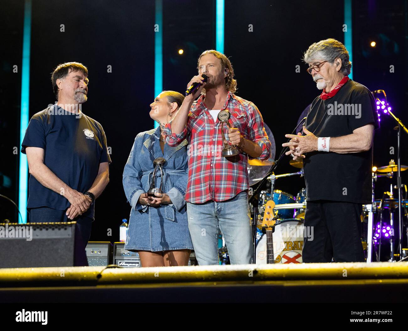 Elle King and Dierks Bentley present the CMA Pinnacle Award to Alabama ...