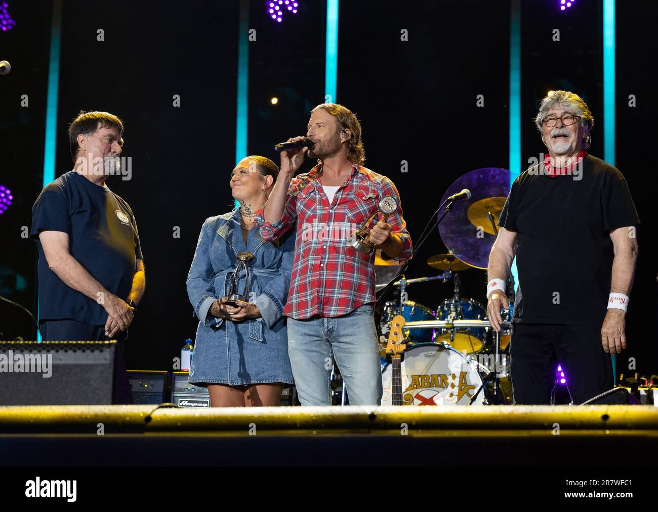 Elle King and Dierks Bentley present the CMA Pinnacle Award to Alabama ...