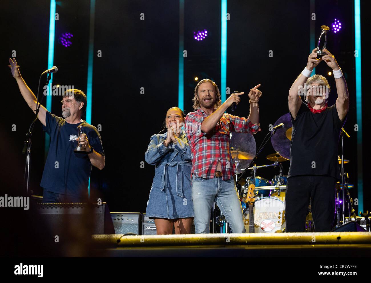 Elle King and Dierks Bentley present the CMA Pinnacle Award to Alabama ...