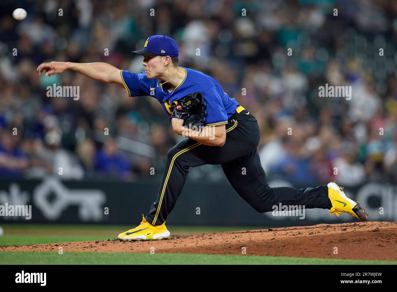 Seattle Mariners starting pitcher Bryan Woo works against a Chicago ...