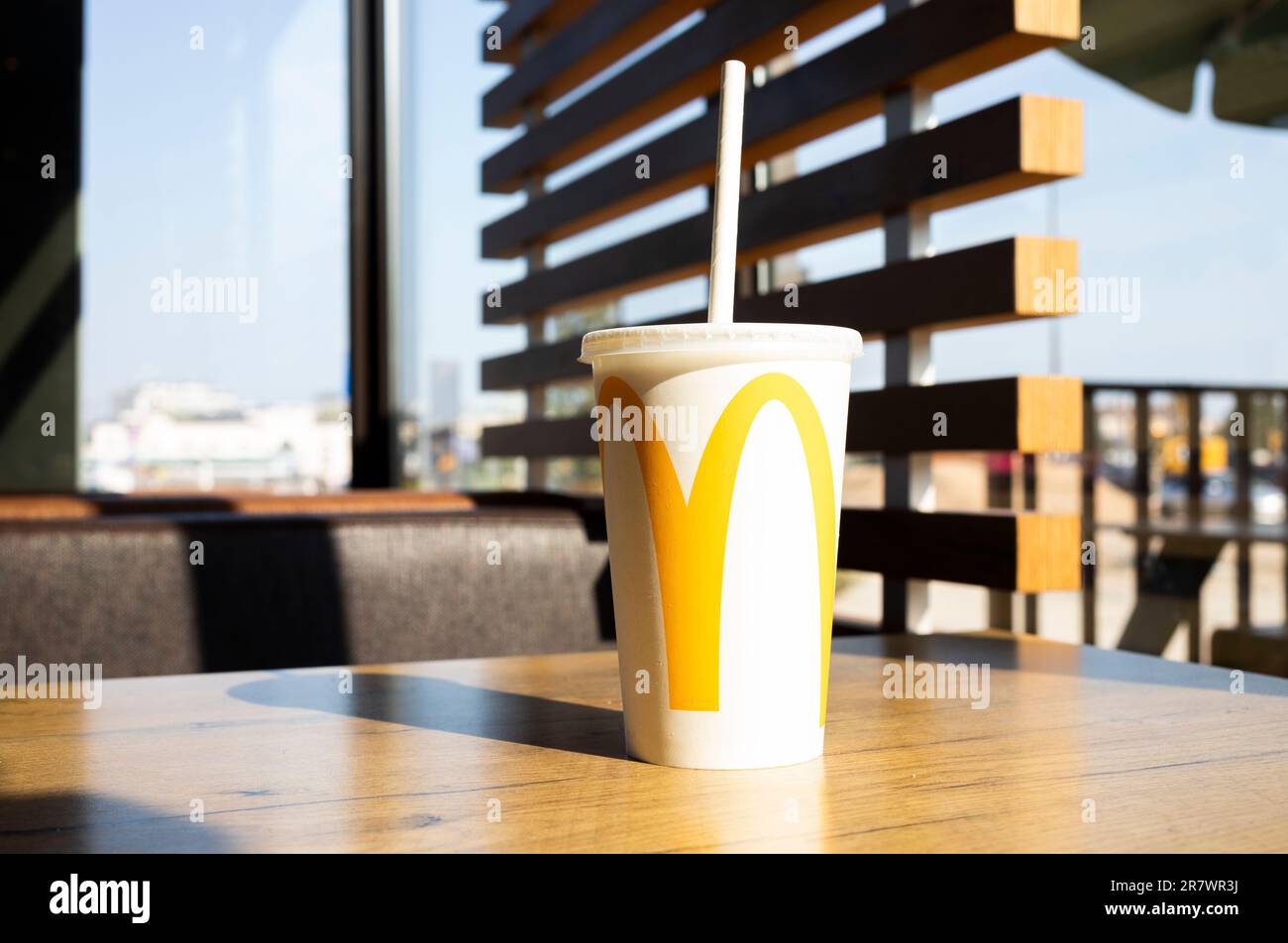 Mcdonald drink paper cup hi-res stock photography and images - Alamy