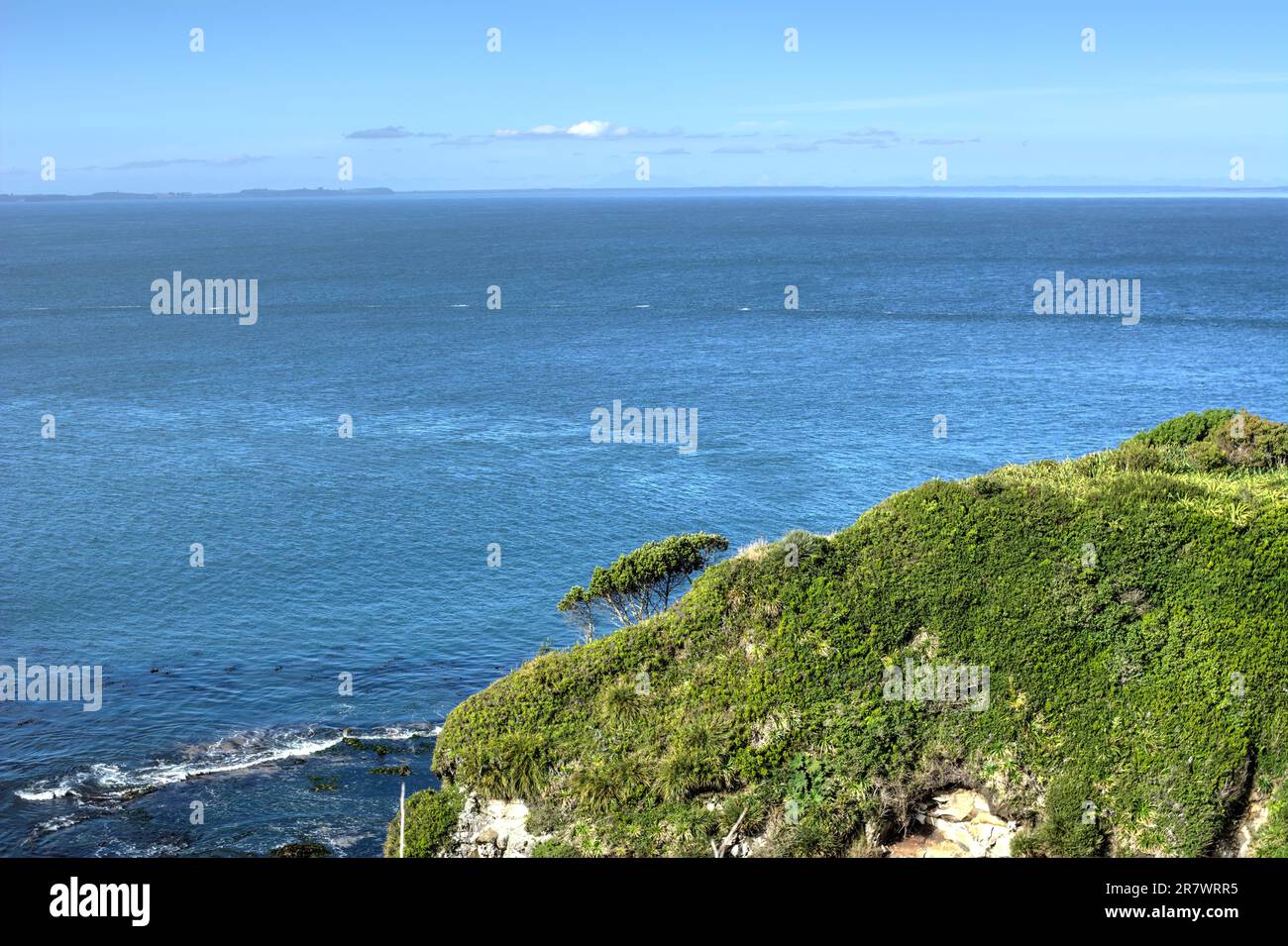 Beautiful seascape of overgrown coastal cliffs and ocean view on Chiloe ...