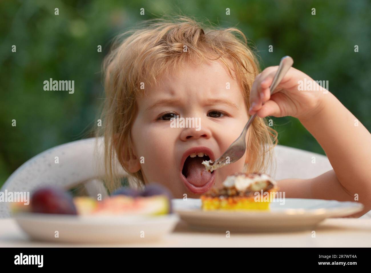 Child eating breakfast garden hi-res stock photography and images - Alamy