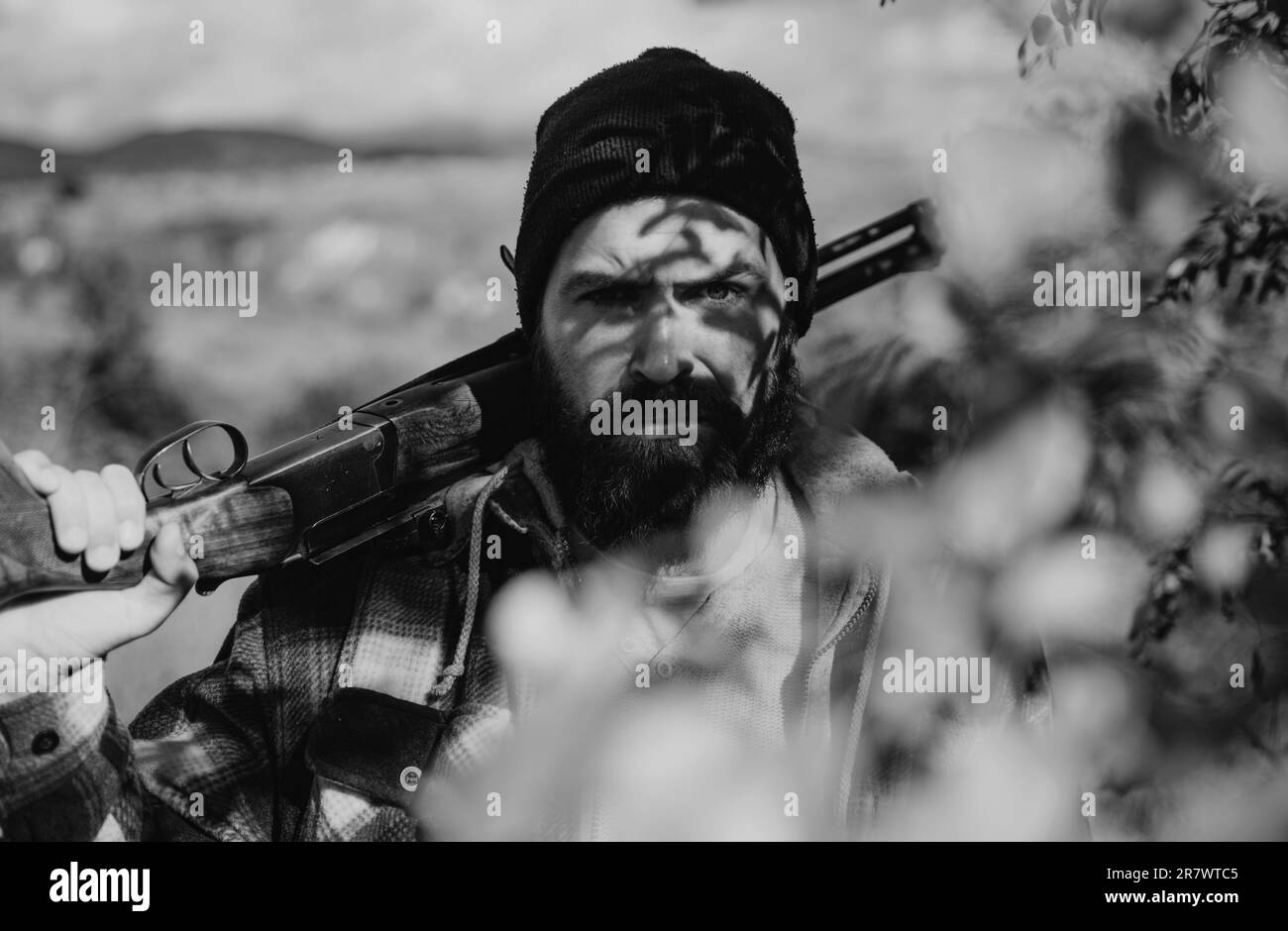 Hunter with shotgun gun on hunt. Man holding shotgun Stock Photo - Alamy