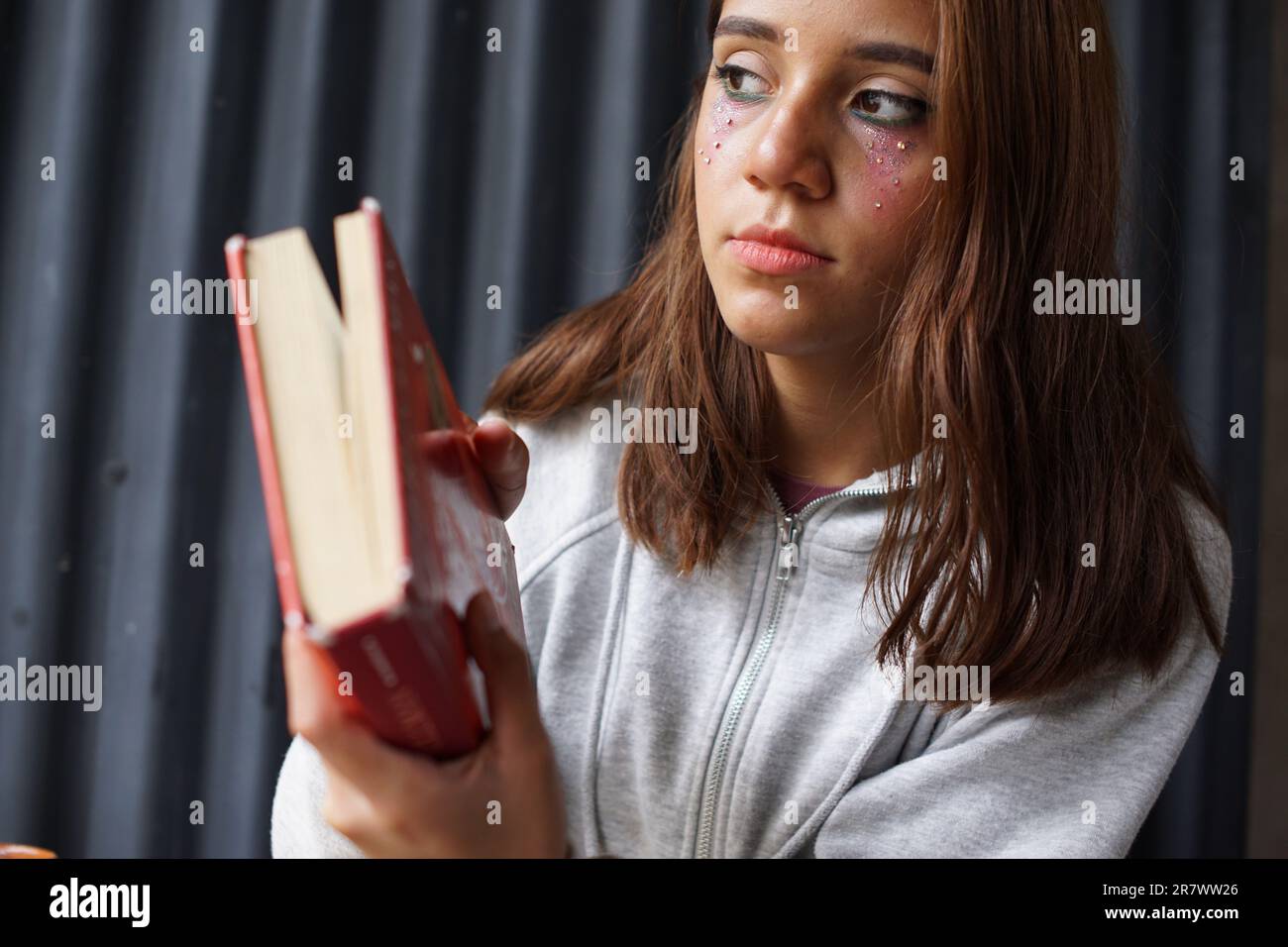 Hispanic girl reading hi-res stock photography and images - Alamy