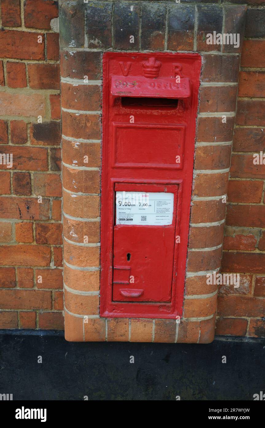 VR Post Box,Church Street, Buckingham, Buckinghamshire Stock Photo - Alamy