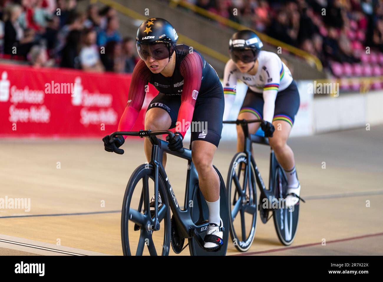 Cottbus, Germany. 17th June, 2023. Track sprinter Emma Hinze (l ...