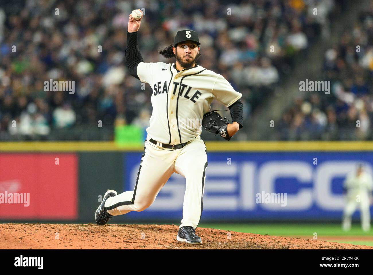 Seattle Mariners relief pitcher Andres Munoz throws against the Chicago ...