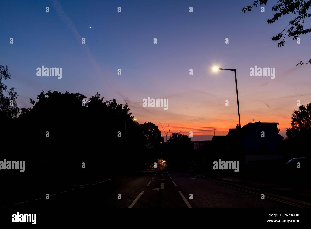 Evening road markings hi-res stock photography and images - Alamy