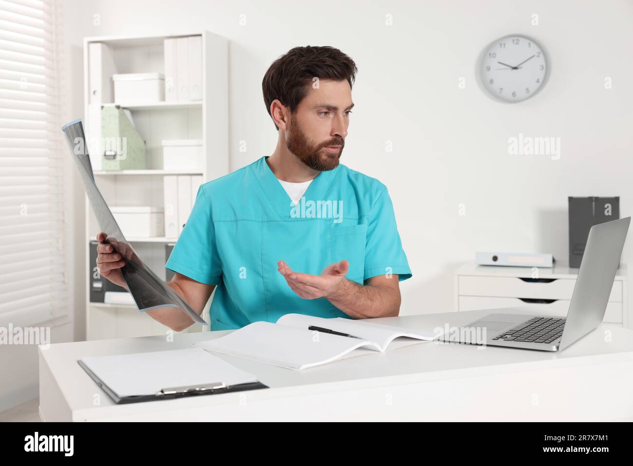 Doctor explaining MRI scan by videochat in hospital Stock Photo - Alamy