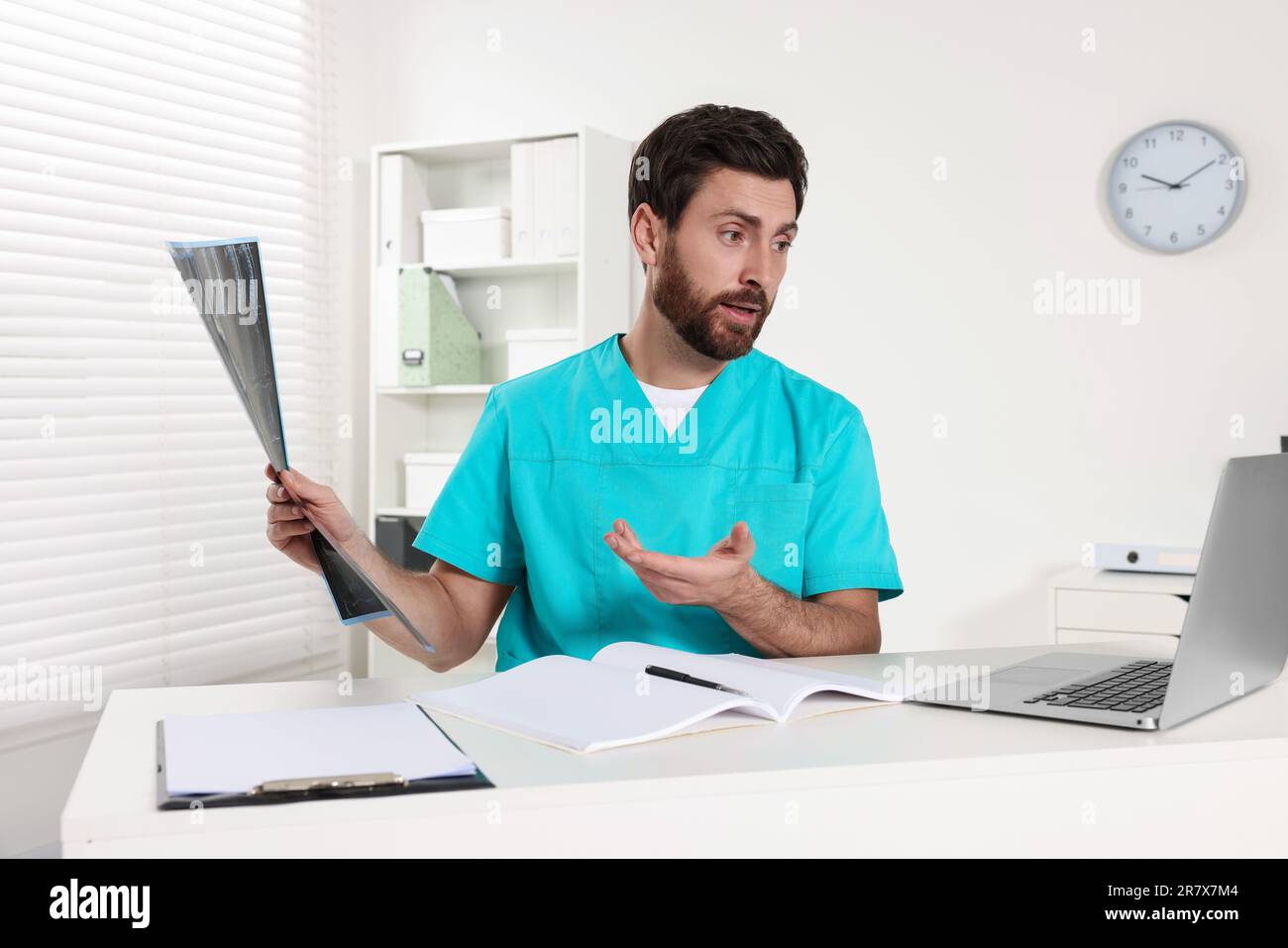 Doctor explaining mri results hi-res stock photography and images - Alamy