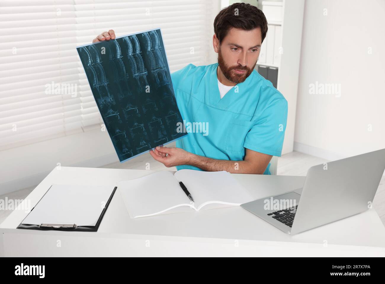 Doctor explaining MRI scan by videochat in hospital Stock Photo - Alamy
