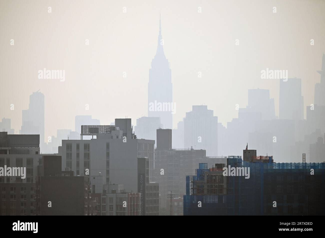 Smoke covering city hi-res stock photography and images - Alamy