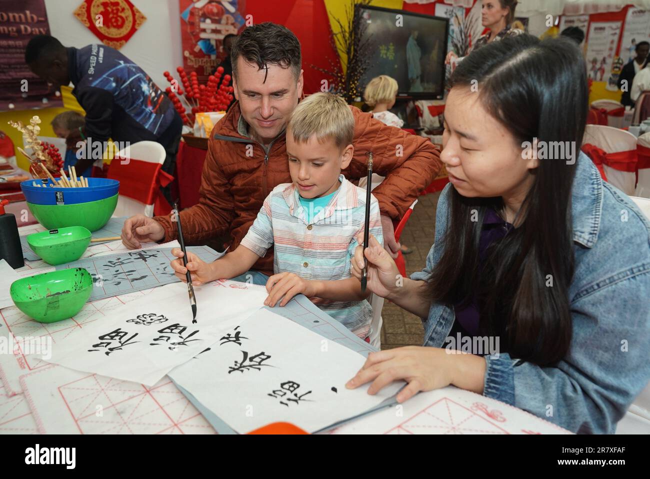 (230618) -- NAIROBI, June 18, 2023 (Xinhua) -- People try Chinese ...