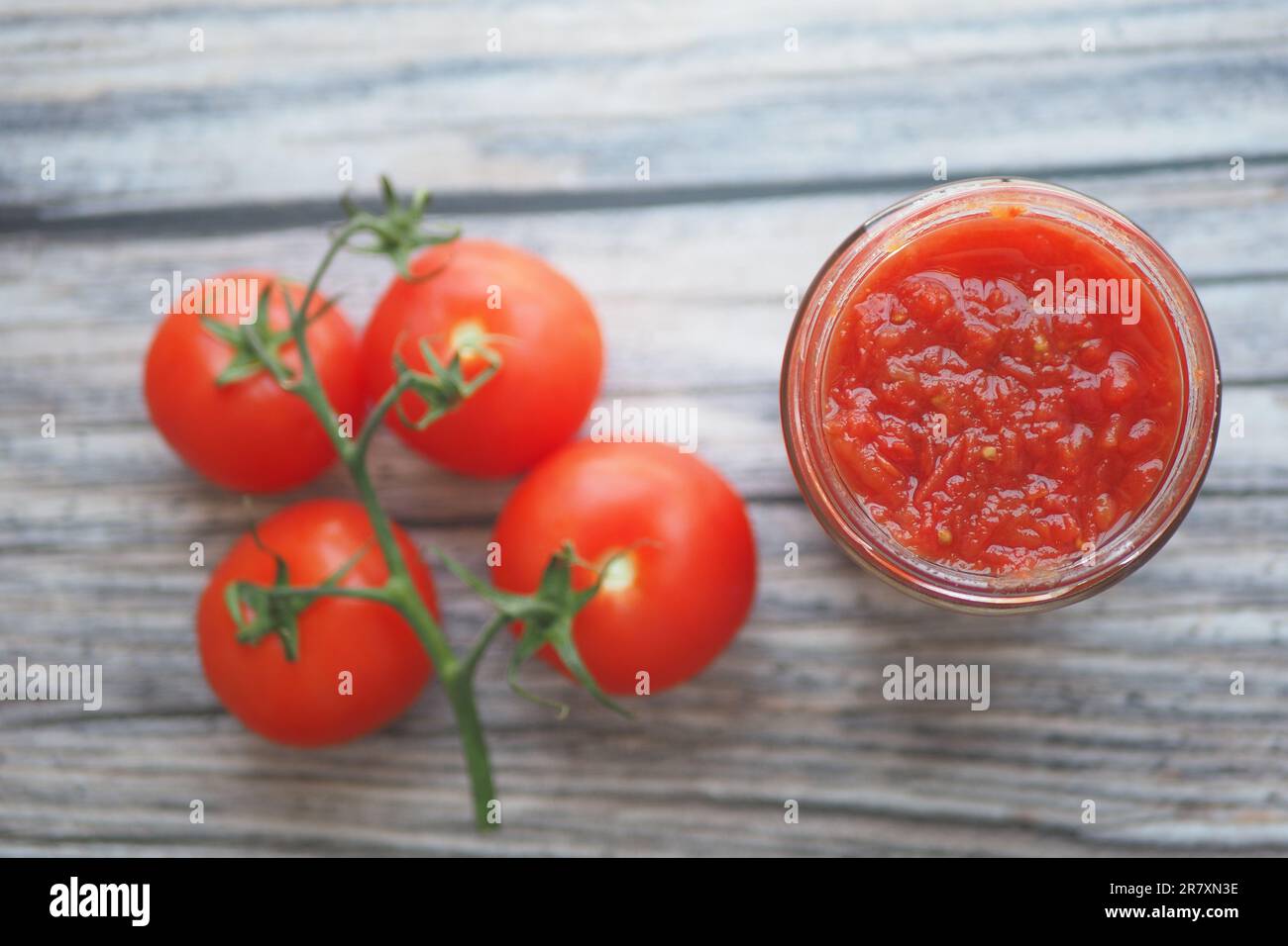 Tomato paste with ripe tomatoes Stock Photo - Alamy
