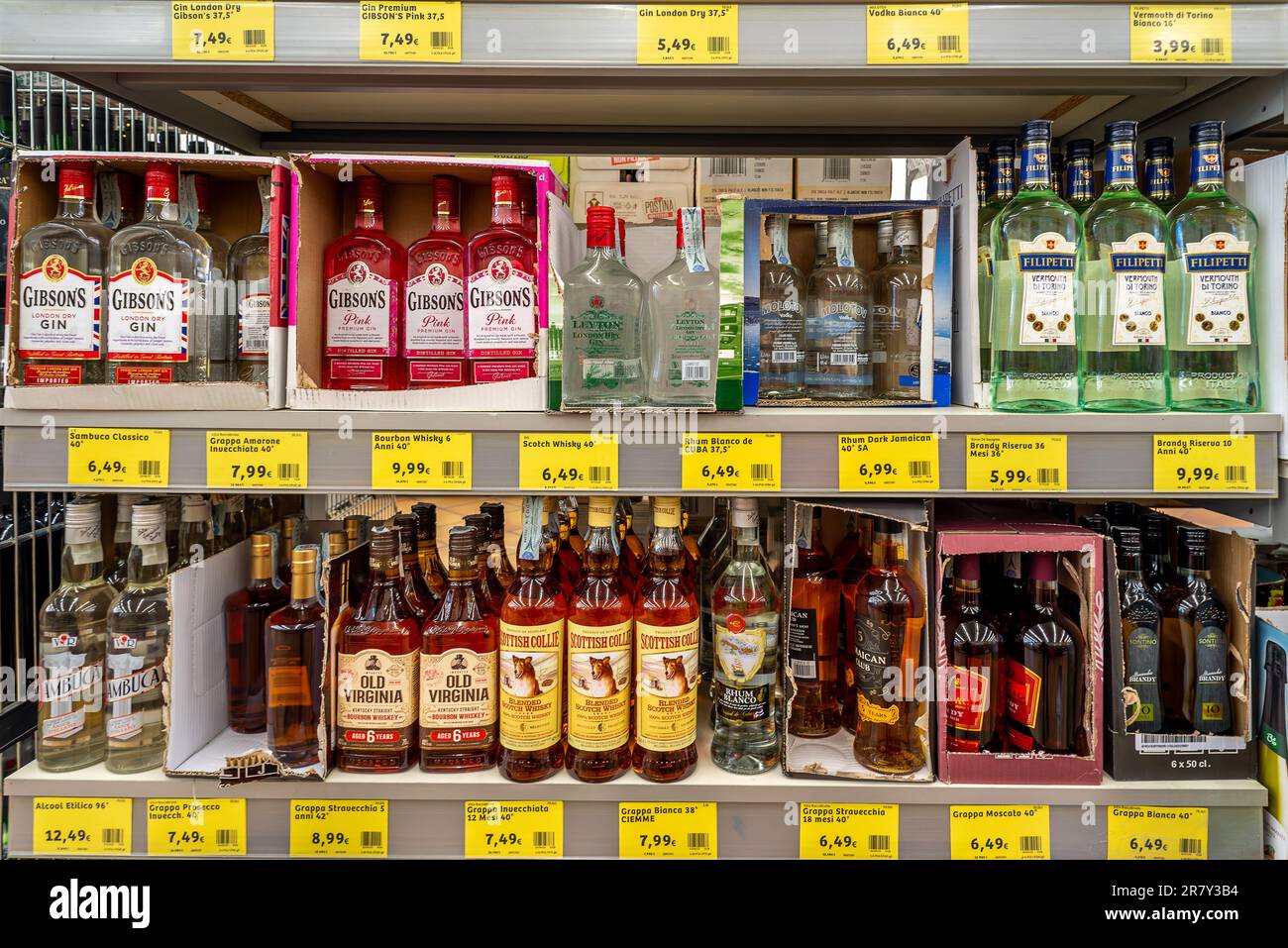 Choice of gin hi-res stock photography and images - Alamy