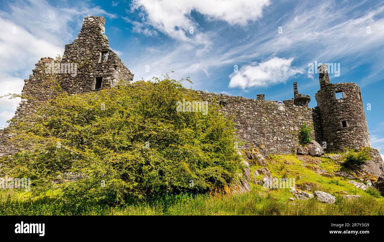 Kilchurn Castle, a ruined 15th-century structure on the banks of Loch ...