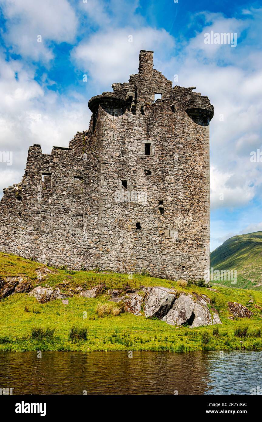 Kilchurn Castle, a ruined 15th-century structure on the banks of Loch ...