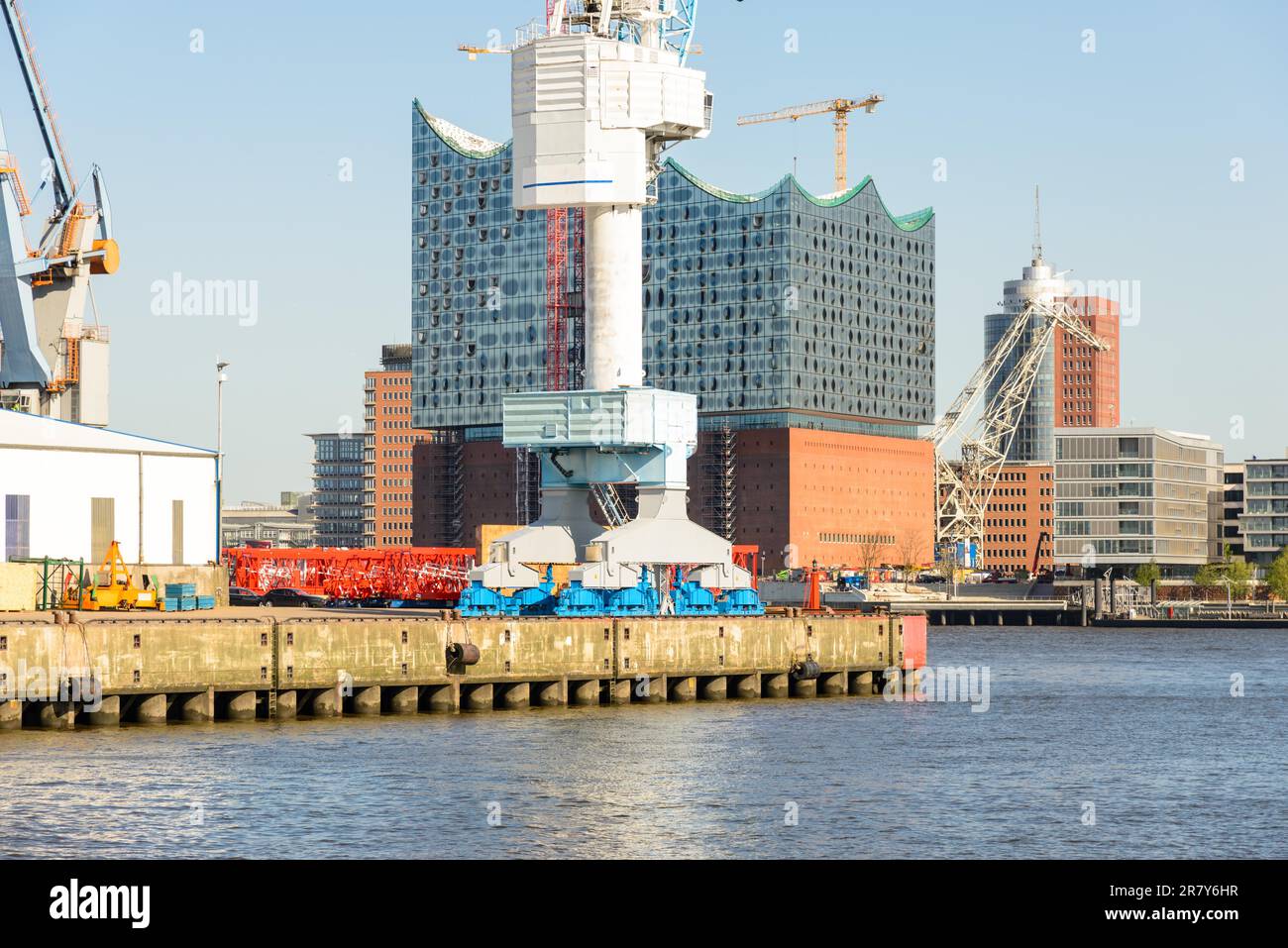 Gantry crane at the quay in the south west harbor basin in the Hamburg ...