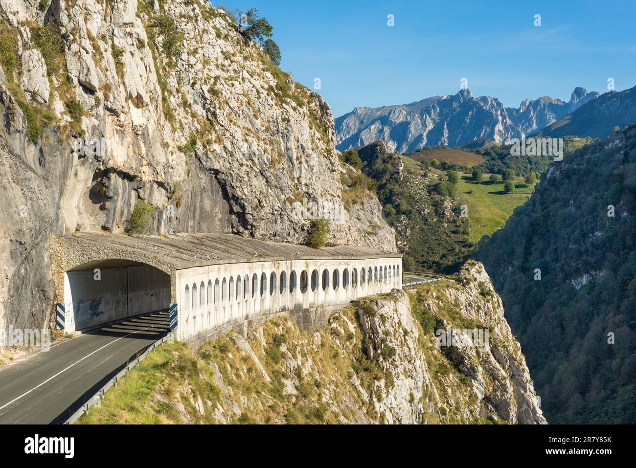 Avalanche gallery hi-res stock photography and images - Alamy