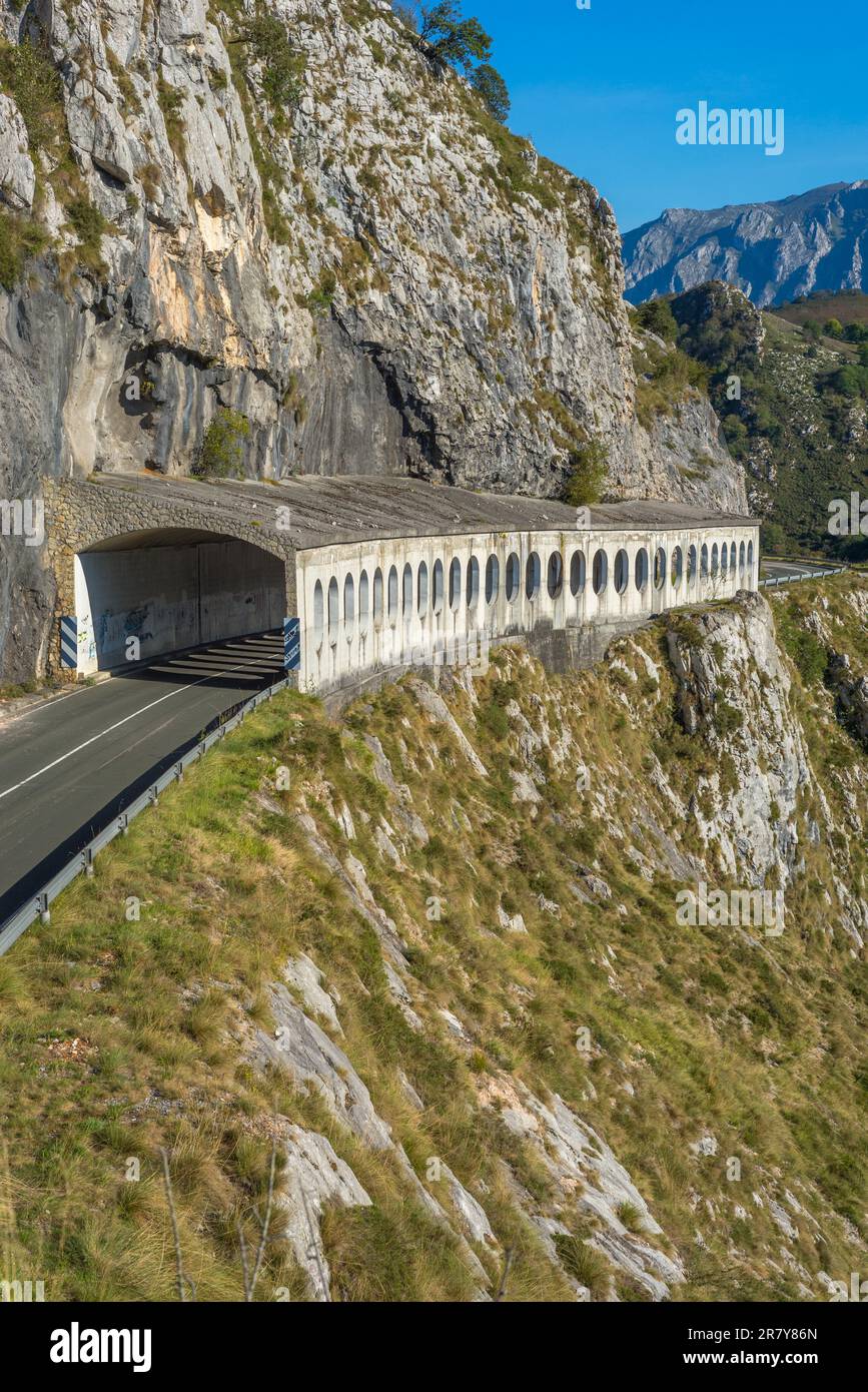 Avalanche gallery hi-res stock photography and images - Alamy