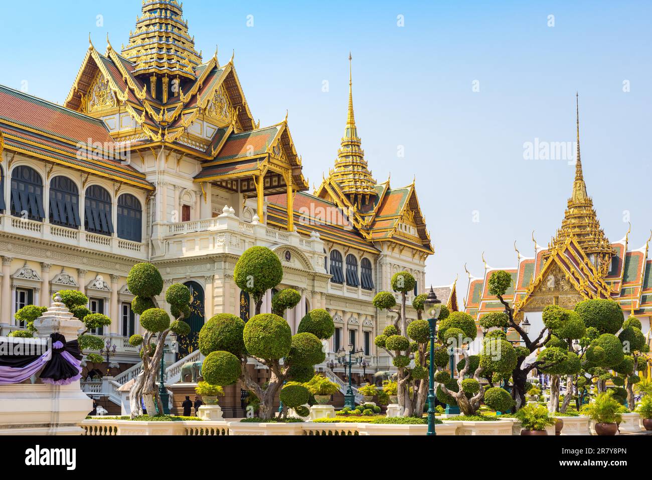 The Grand Palace is a complex of buildings at the heart of Bangkok ...
