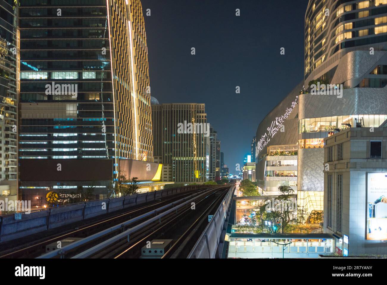 Bangkok district Pathum Wan. The area is home of shopping malls, hotels ...