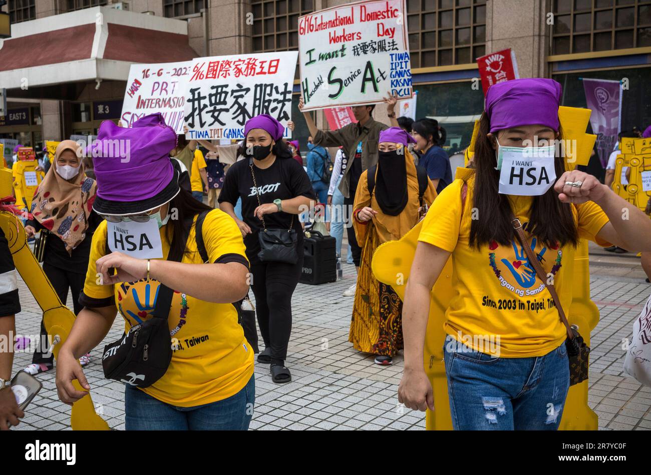 China robots workers hi-res stock photography and images - Alamy