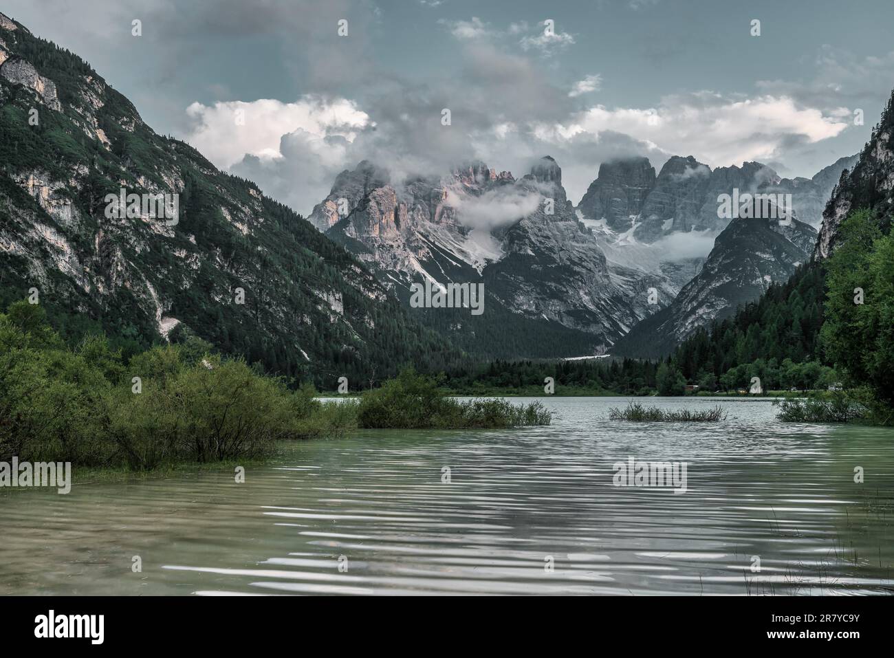 View over the lake to the south into the Ampezzo Dolomites, Italien ...