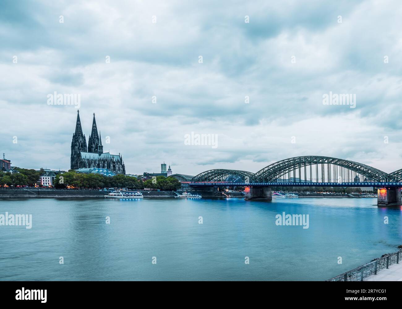 Rhine promenade in Cologne with a view of Cologne Cathedral at the blue ...