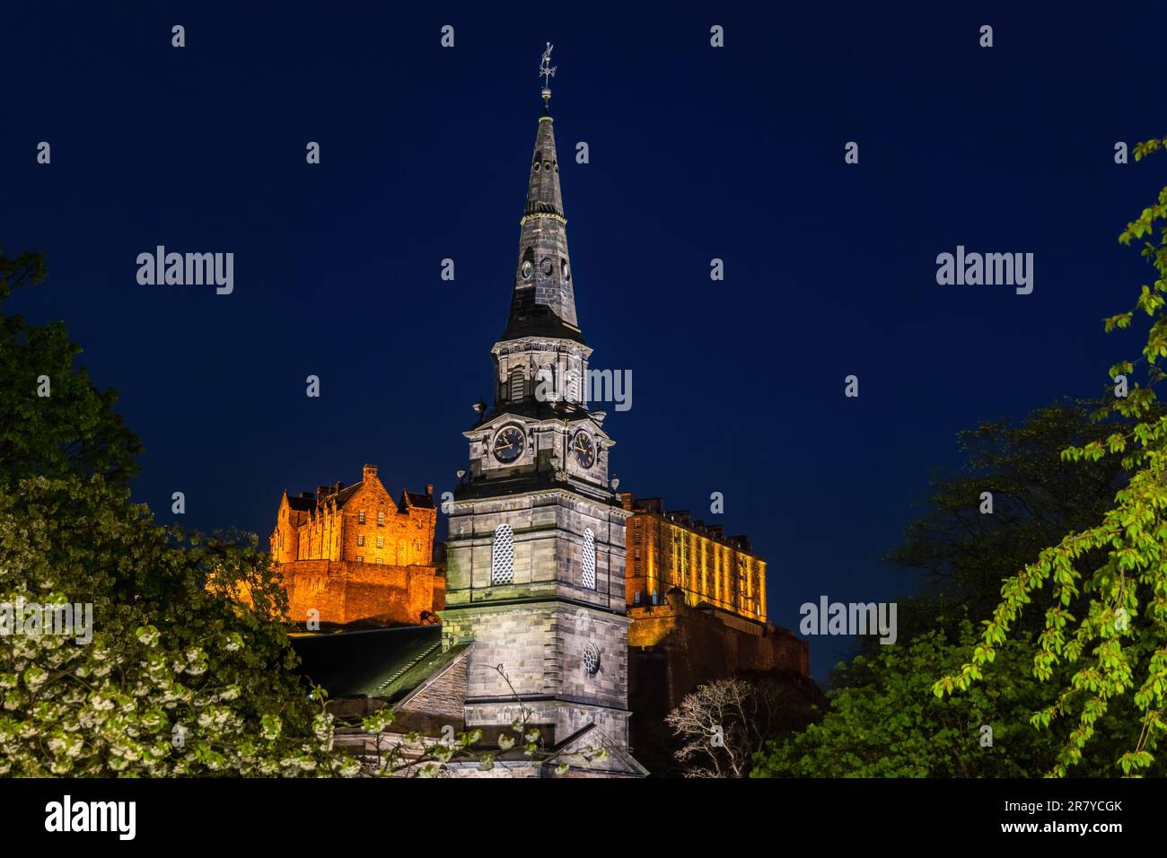Church of St Cuthbert tower and Edinburgh Castle at night in Edinburgh ...