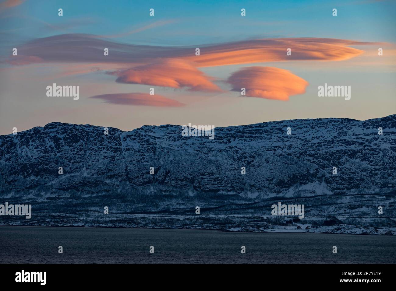 Lenticular clouds altocumulus lenticularis hi-res stock photography and ...