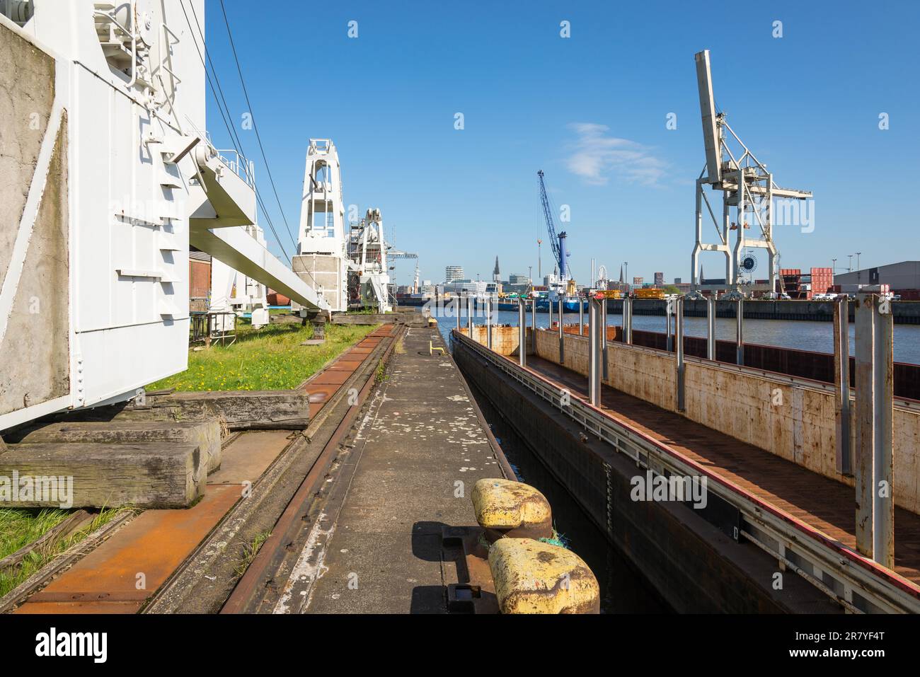 Gantry cranes at the quay in a harbor basin in the Hamburg district ...